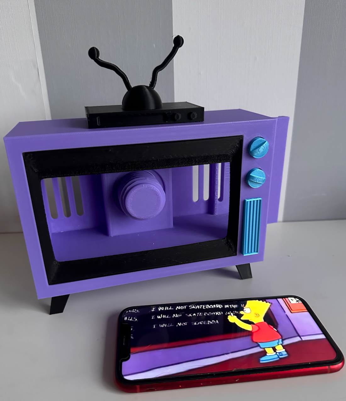 Soporte telefono television Los Simpson – lolitaPrint